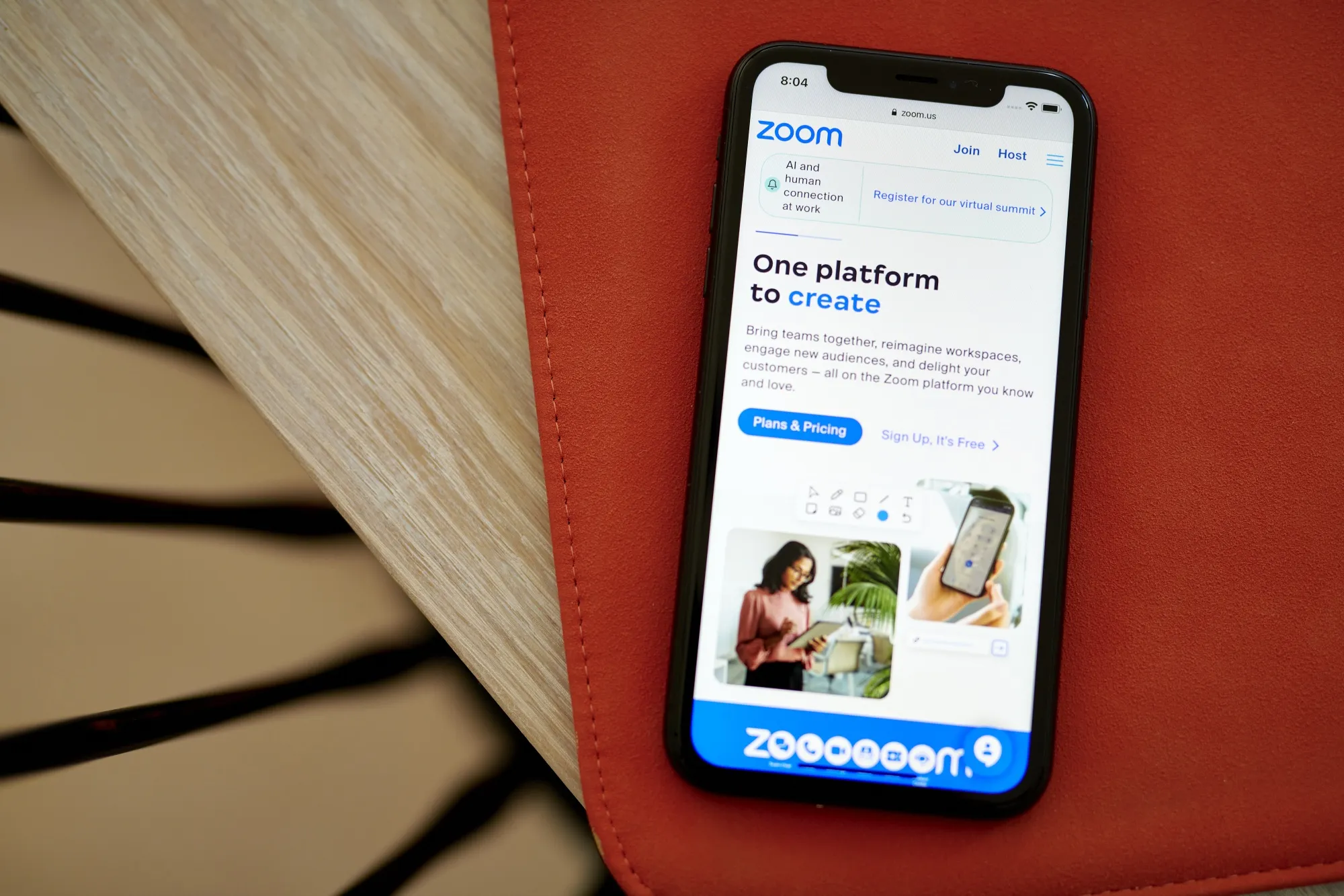 Nasdaq Drops Zoom in Sign Pandemic-Era Darling Trade Is Over - Bloomberg