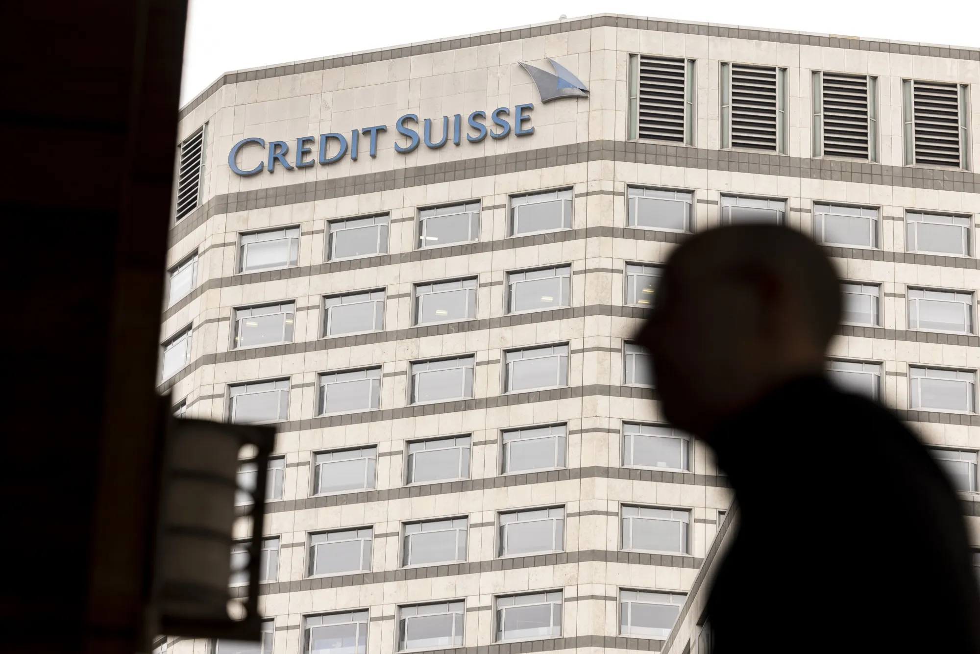 UBS、一部クレディS行員のカナリーワーフからの配置転換を計画 - Bloomberg
