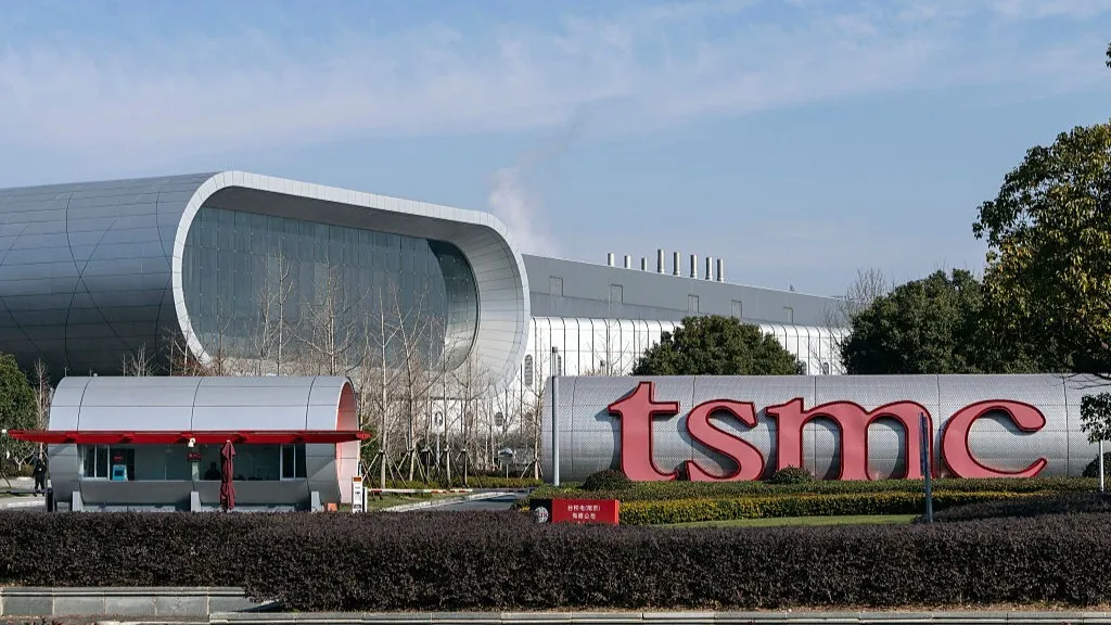 Watch TSMC Says ASML’s Latest Chipmaking Gear Is Too Pricey - Bloomberg