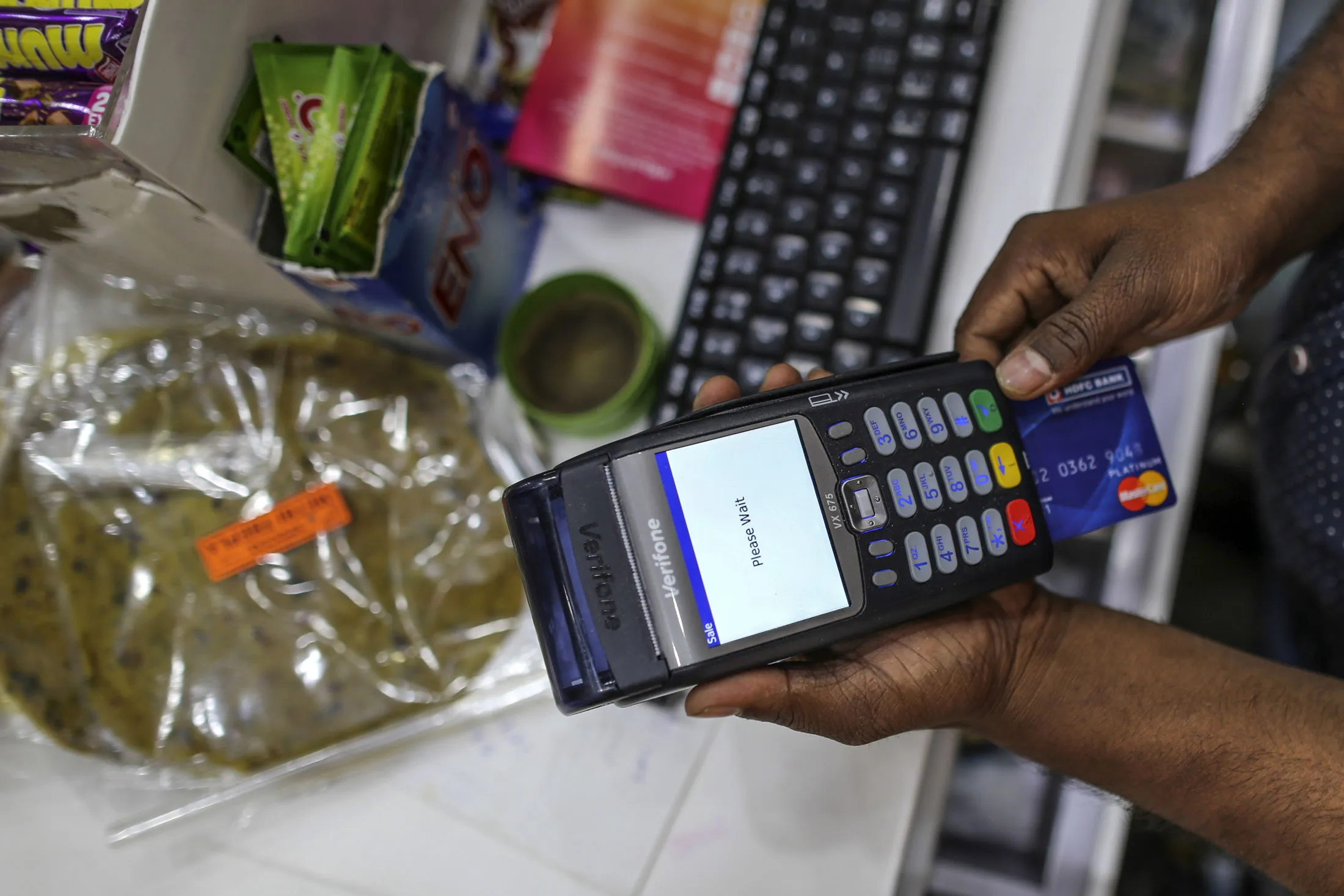 Behind the $90 Billion Brawl Over Credit Card Swipes - Bloomberg