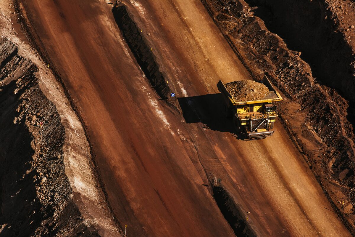 Anglo Fights Disruptions on Key Iron Ore Line in South Africa - Bloomberg