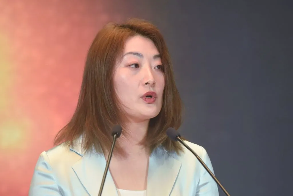 Chinese Heiress Takes Over Beverage Empire After Power Struggle - Bloomberg