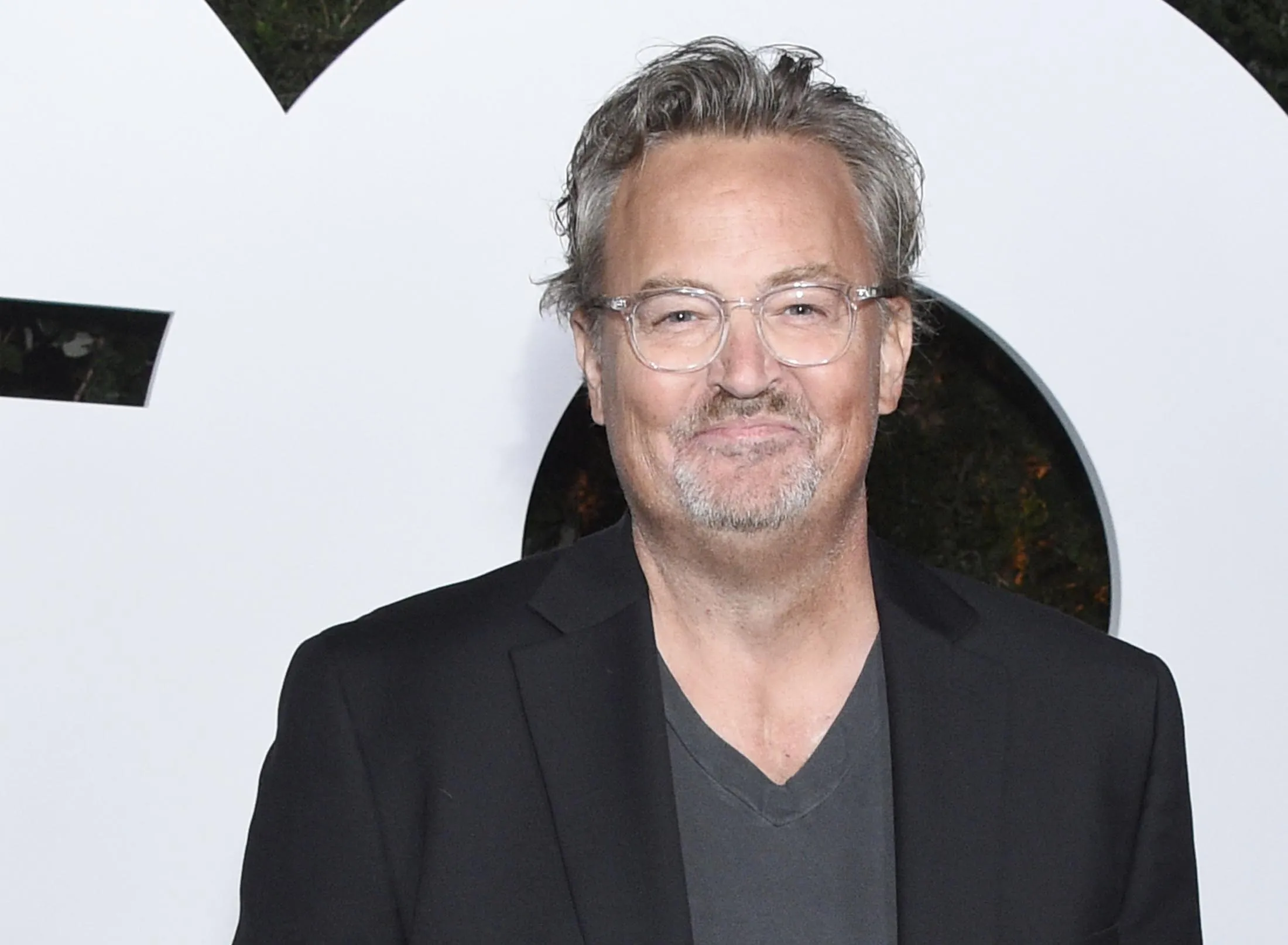 URGENT: Matthew Perry's assistant among 5 people, including 2 doctors ...