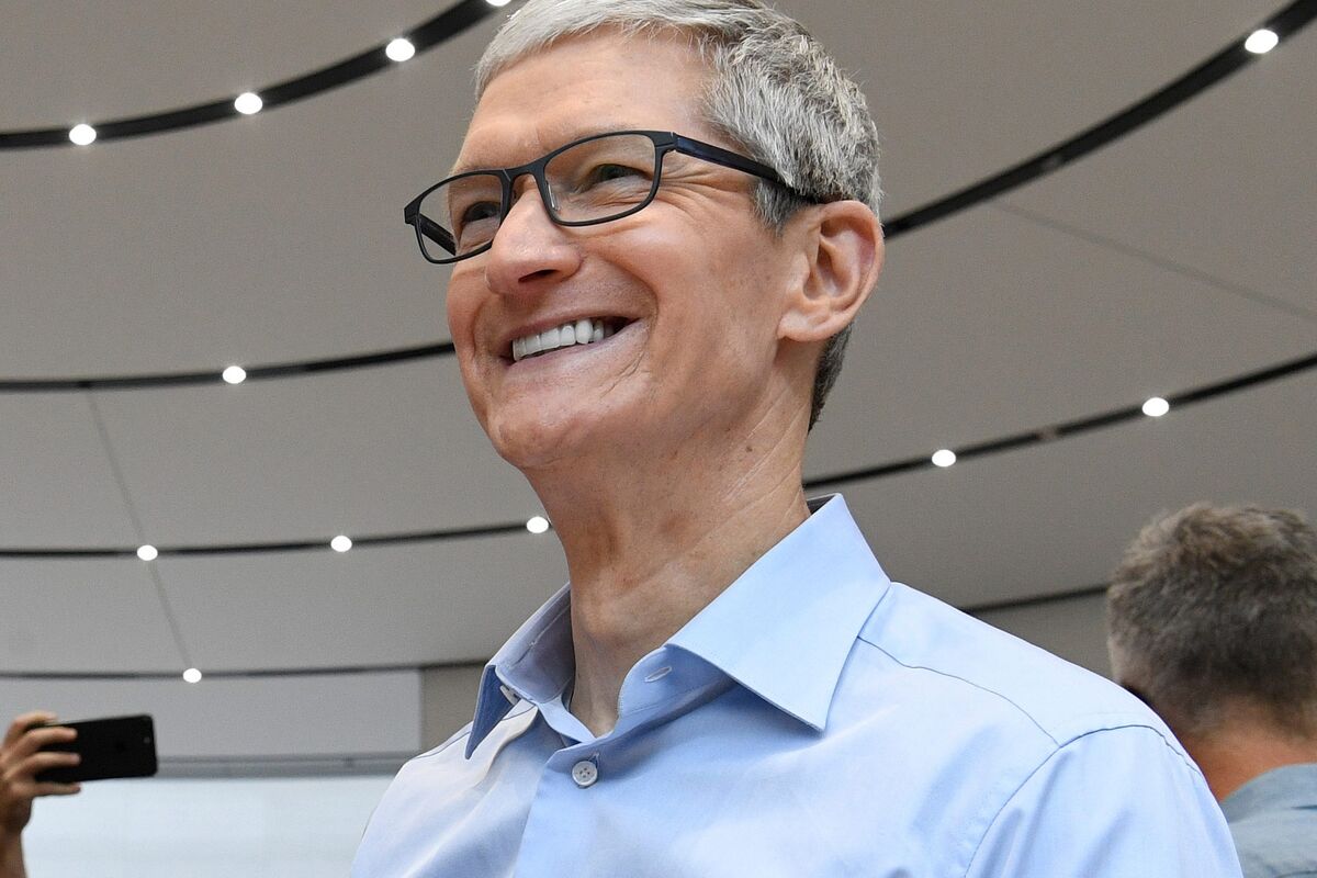 Apple’s Cook in Paris to Meet Macron Amid Calls for Tech Taxes - Bloomberg