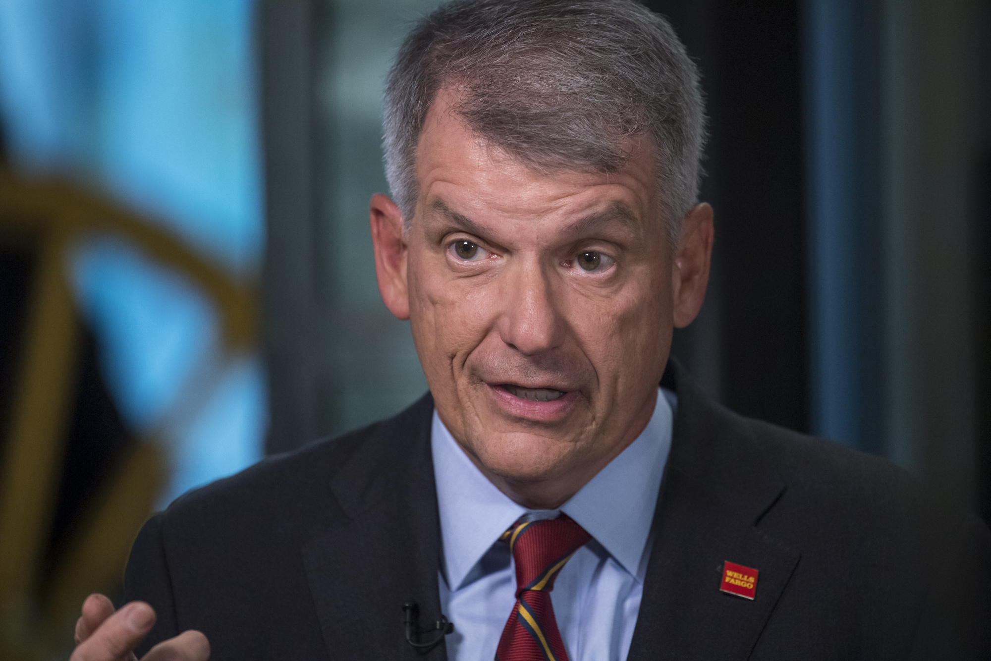 Wells Fargo CEO's 36% Pay Increase Criticized by Senator Warren - Bloomberg