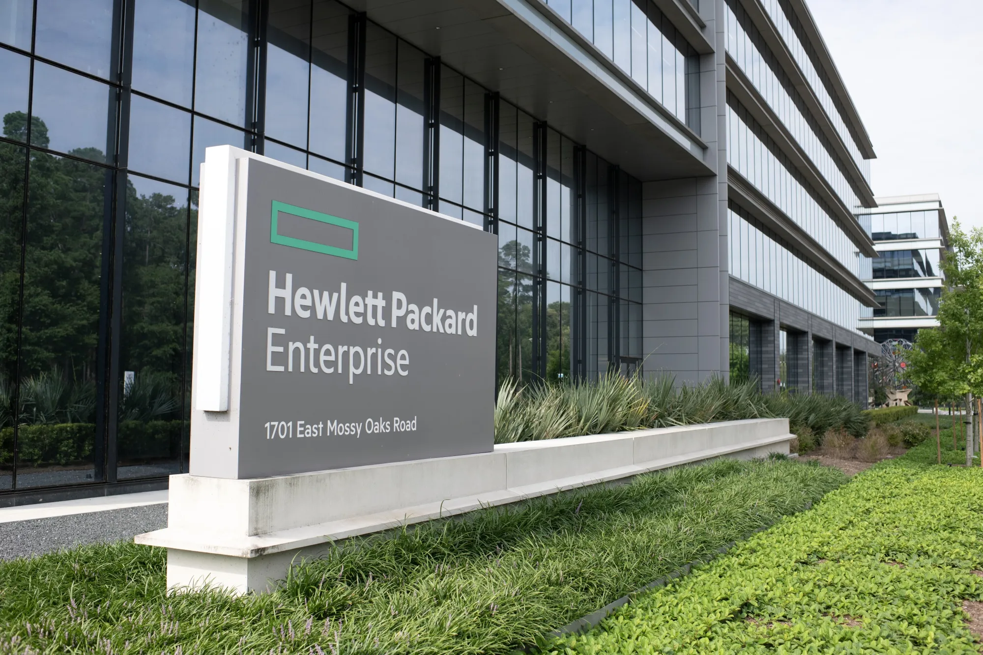 HPE Projects Sales That Fall Short of Estimates on Server Demand ...