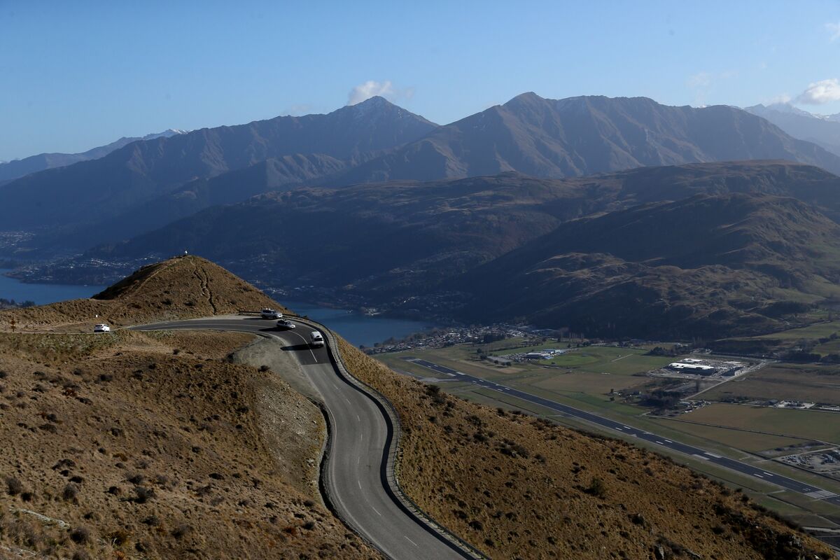 Queenstown Invests in Runway Safety With More Jets Set to Land - Bloomberg