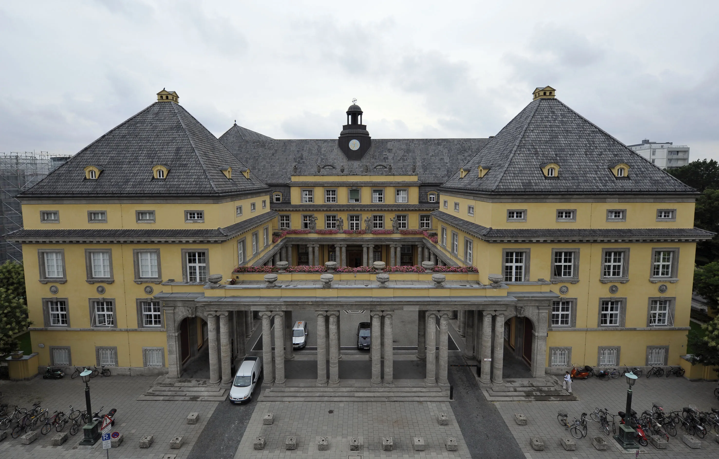 Munich Re to Return €4.6 Billion Through Buyback, Dividend - Bloomberg
