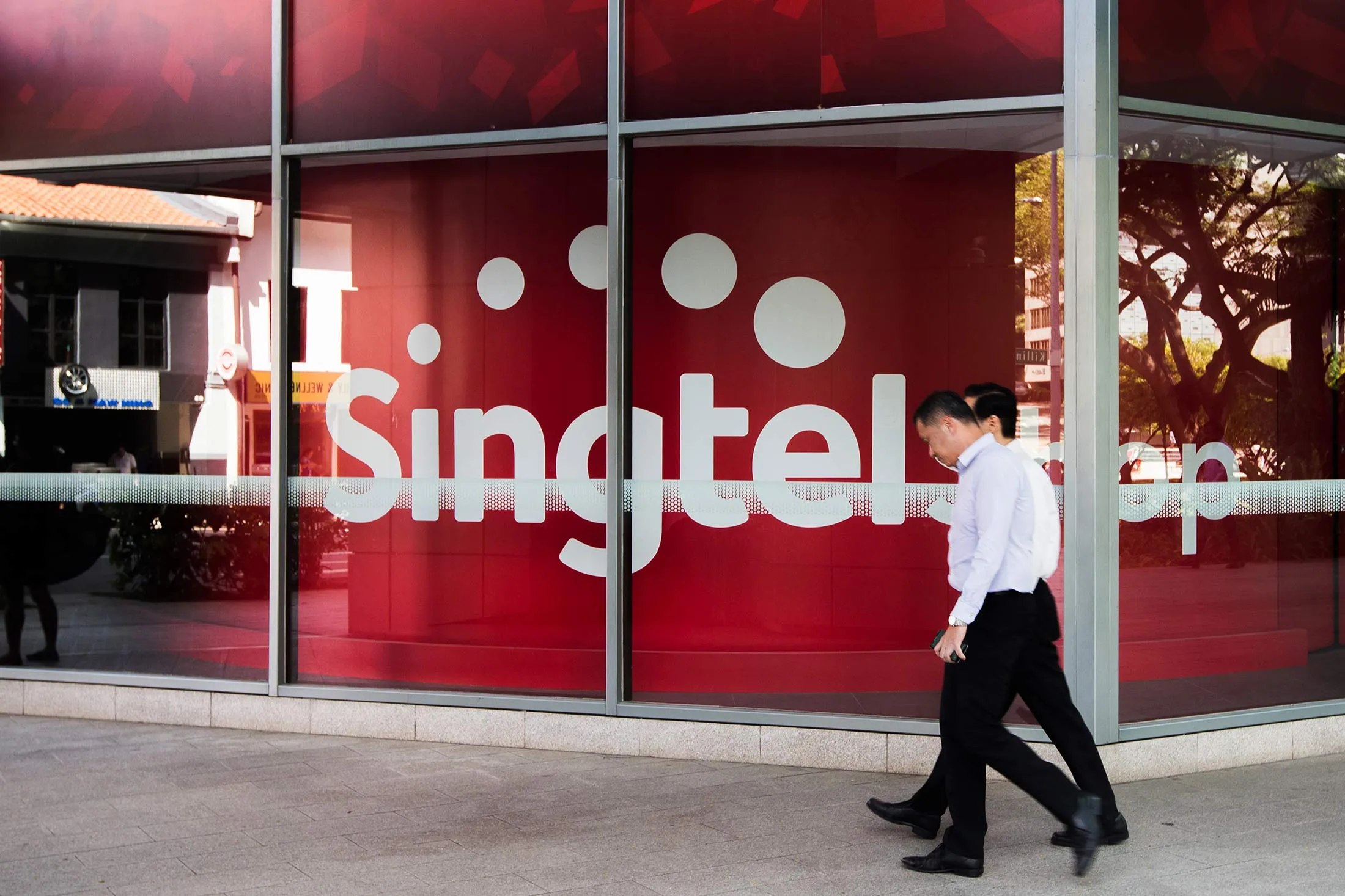 Rising Competition for Singtel Prompts Henderson to Sell - Bloomberg