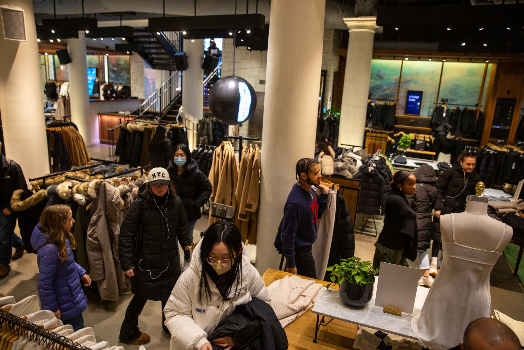 Aritzia Expects Real Estate Expansion to Drive Full-Year Revenue ...