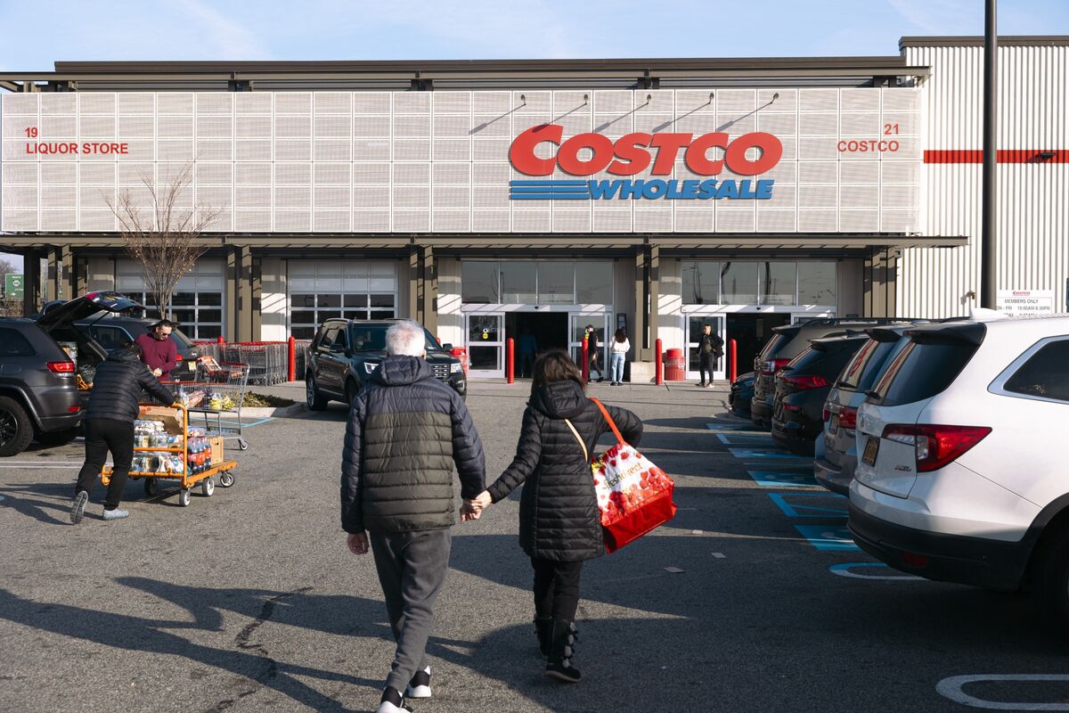 Costco Profit Beats Estimates on Healthy Consumer Spending - Bloomberg
