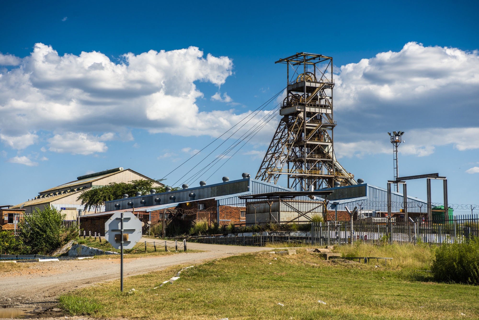 Implats Slashes Spending as Profit Falls on Low Metal Prices - Bloomberg