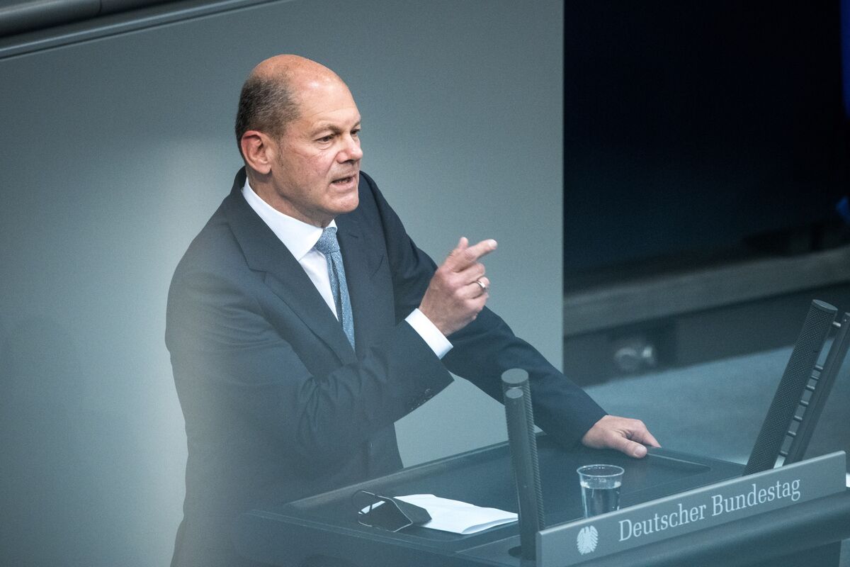 German Front-Runner Stands Firm as Merkel Heir Struggles - Bloomberg