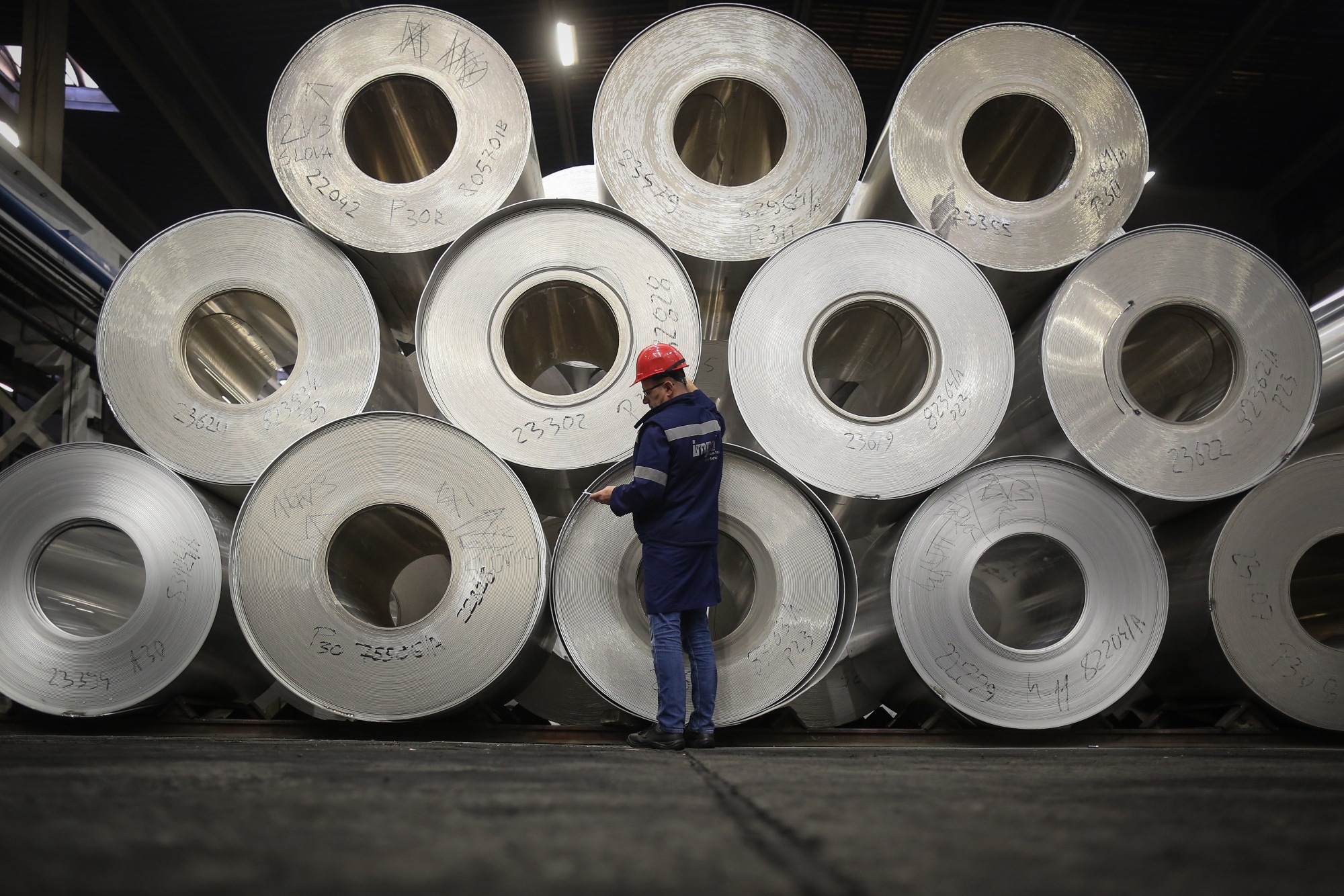 Aluminum Falls, Nickel Eases After Russian Metals Escape Curbs - Bloomberg