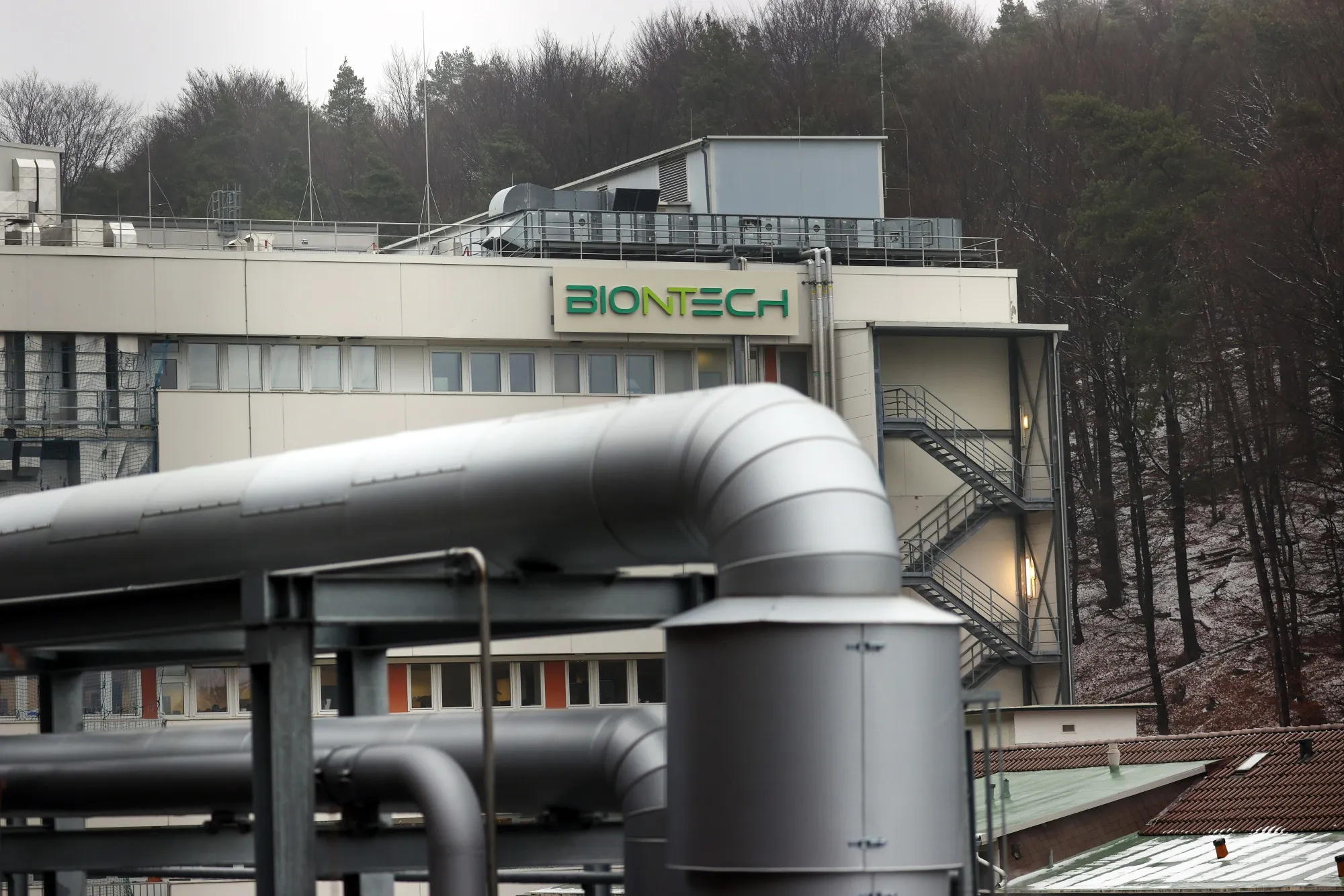 BioNTech Starts Production at New Covid Vaccine Plant in Germany ...