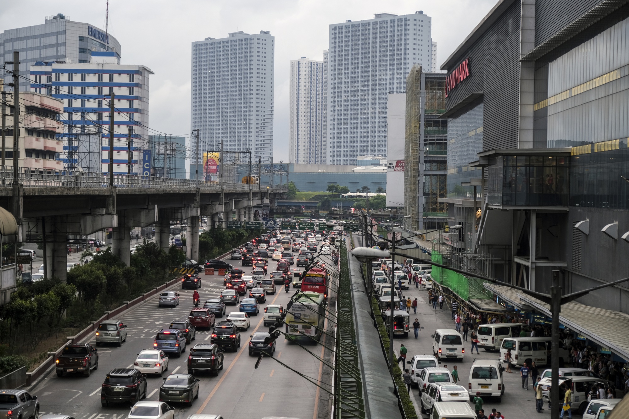 Philippines Wants State Workers to Report Early to Ease Traffic - Bloomberg