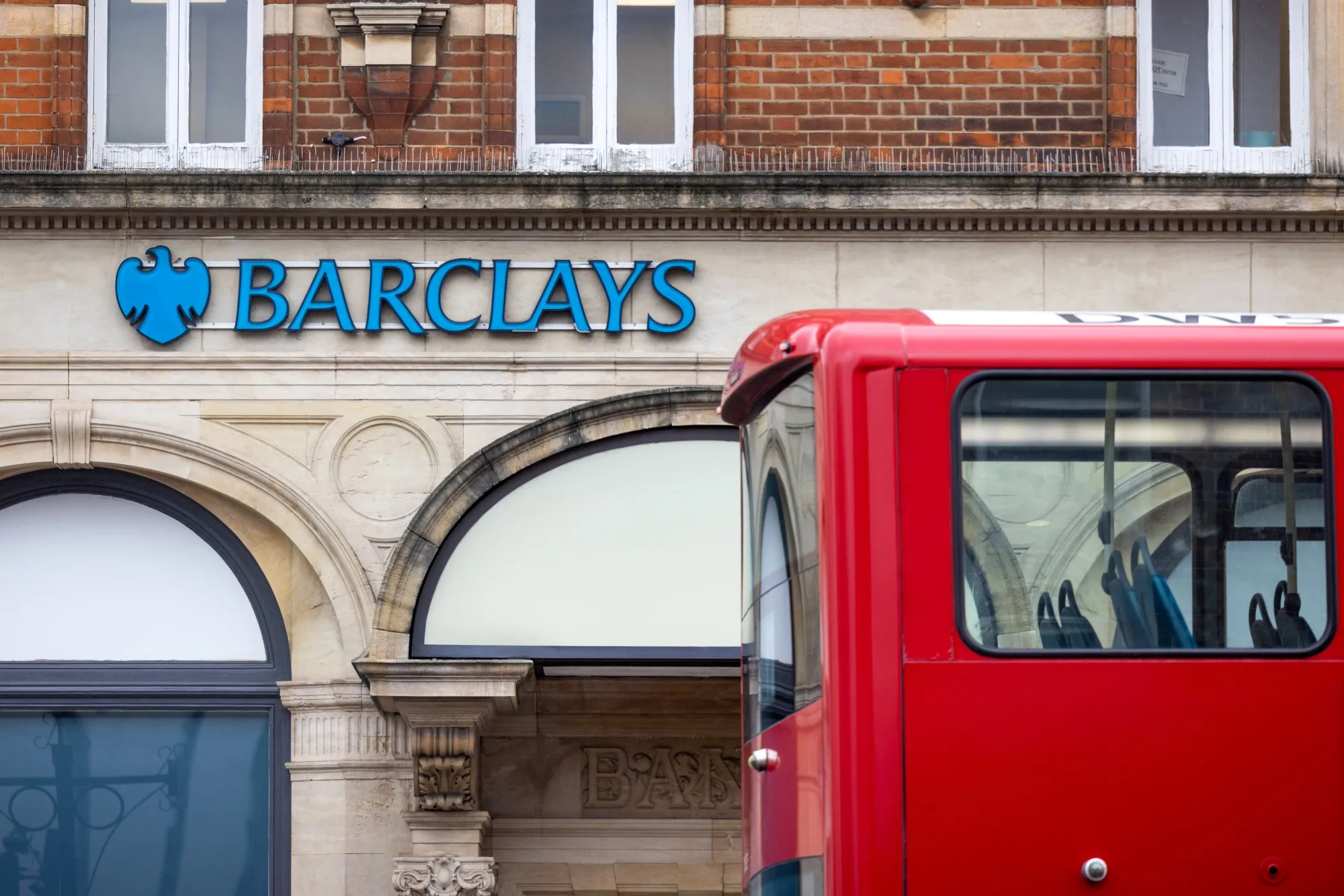 Barclays Shares Rise on Boosted UK Guidance, New Buyback Plan - Bloomberg