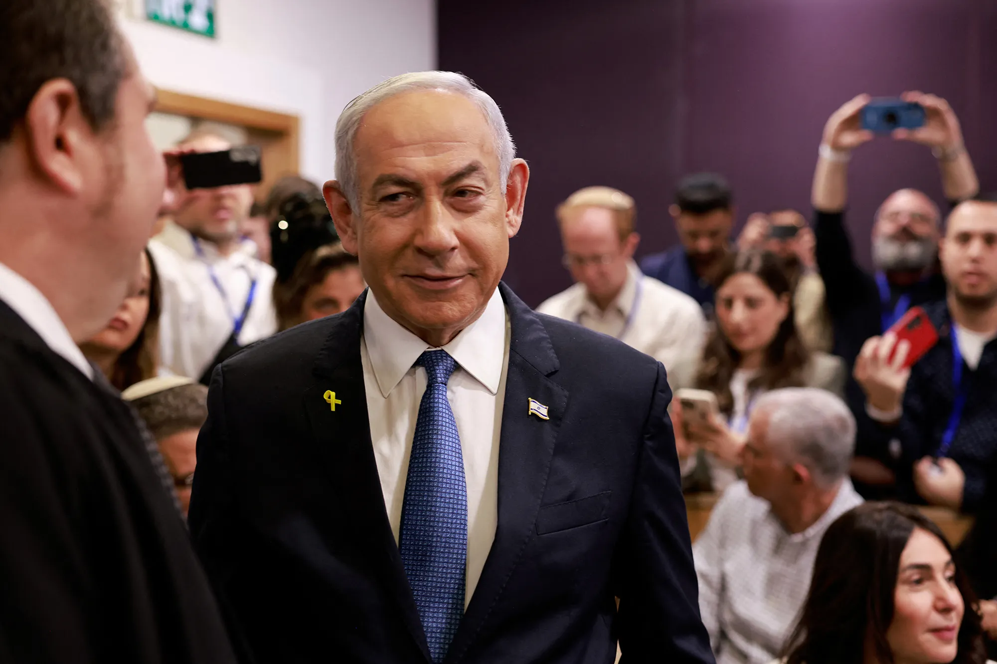 Netanyahu Leaves Hospital to Vote as Coalition Members Dissent - Bloomberg
