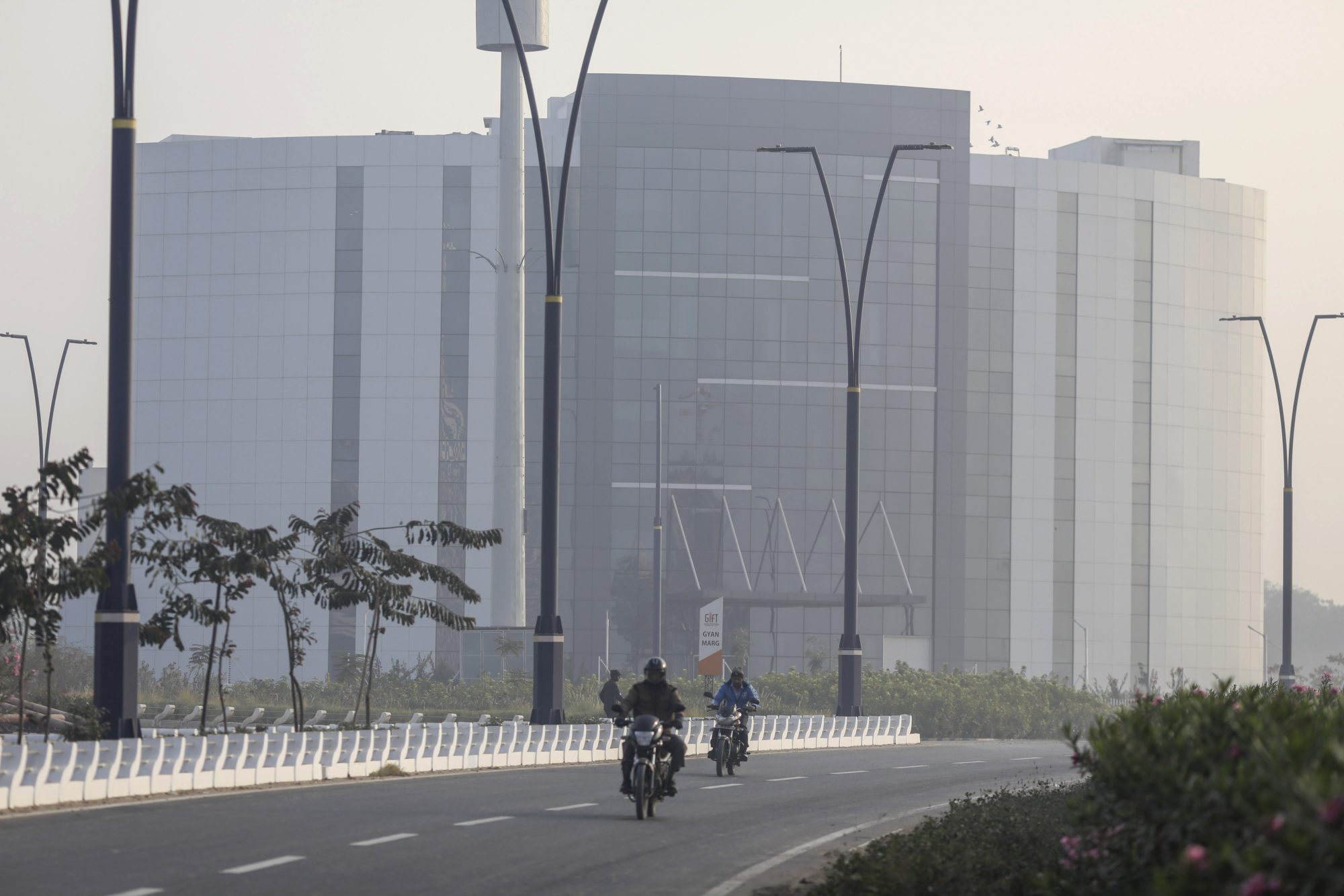 India’s New Finance Hub Eyes Real-Time Dollar Settlement by 2025 ...