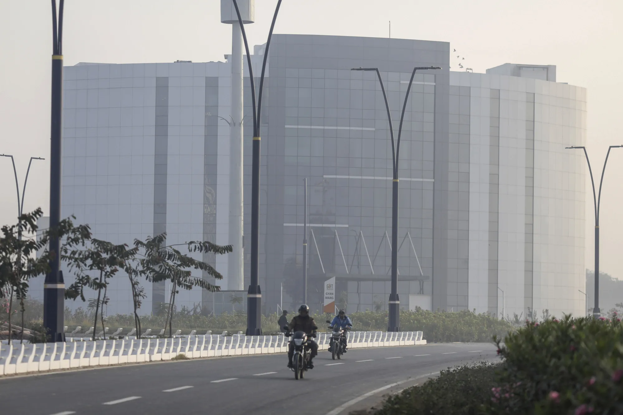 India’s New Finance Hub Eyes Real-Time Dollar Settlement by 2025 ...