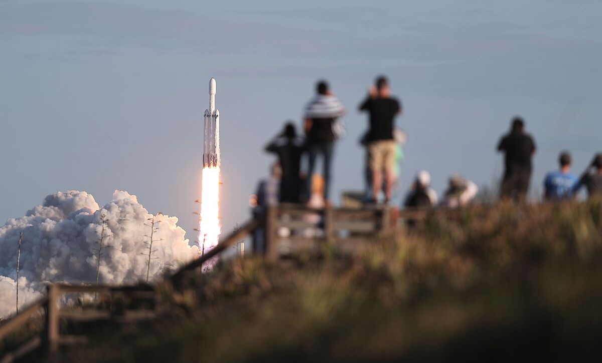 SpaceX Attempts ‘Big Bang’ Military Mission With Massive Rocket - Bloomberg