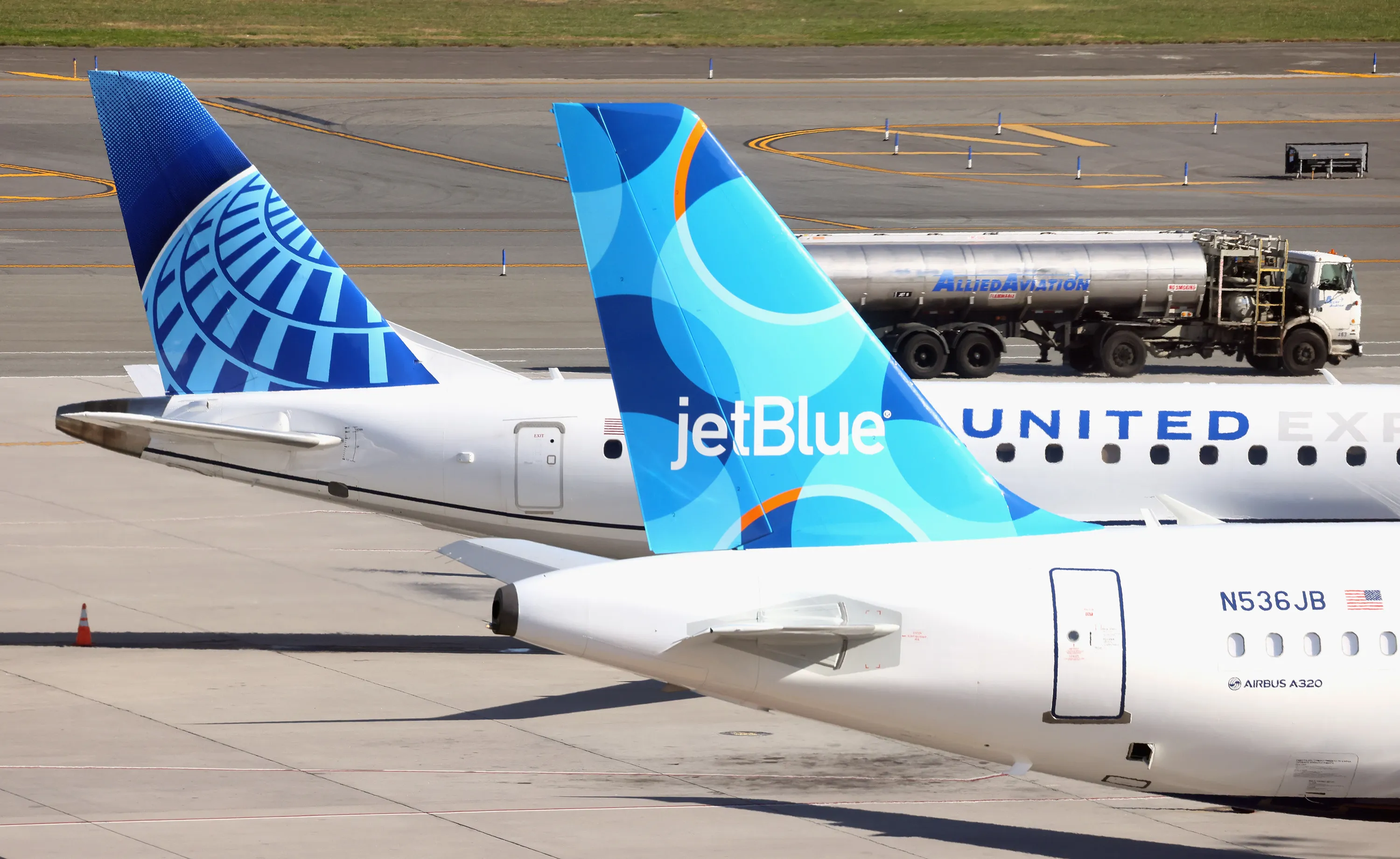 JetBlue Joins United Airlines in Blaming FAA for Flight Delays - Bloomberg