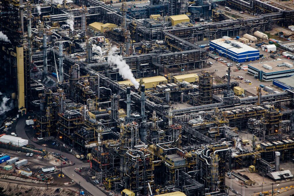 Alberta Pushes Refineries in Shadow of Old Money-Eating Project - Bloomberg