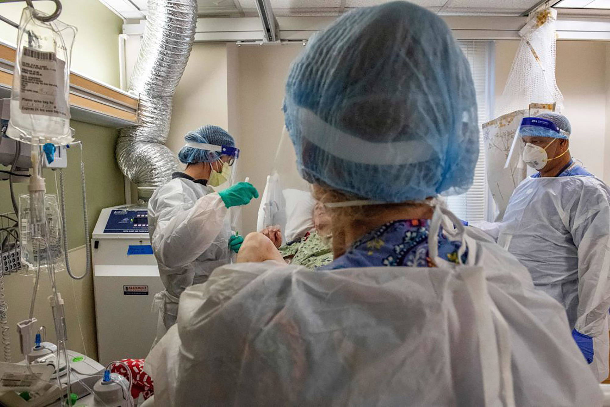 Omicron and Hospital Overcrowding Make For a Deadly Combination - Bloomberg