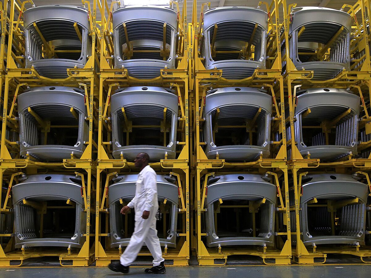 Euro-Area Factory Bottlenecks Curb Output and Fuel Inflation - Bloomberg