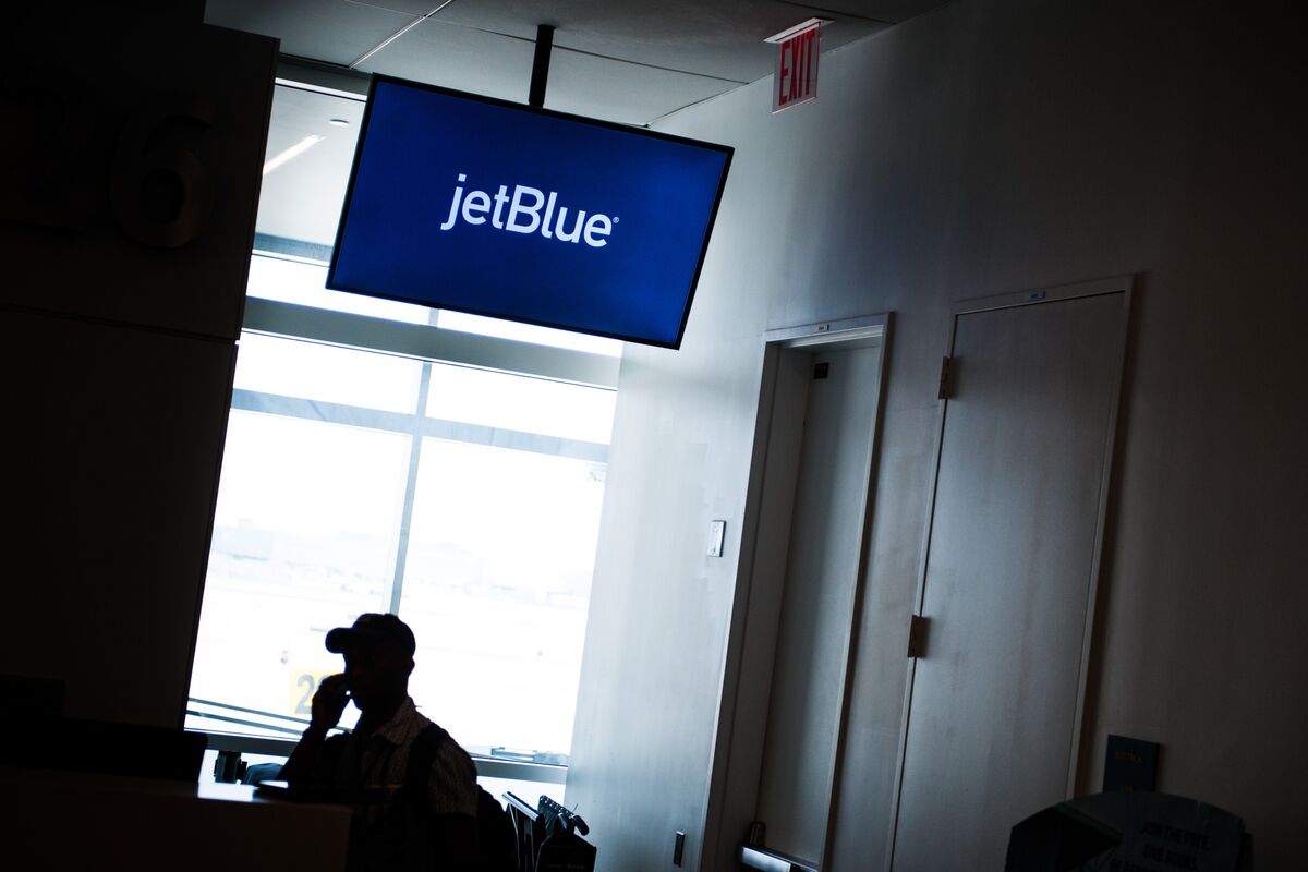 Maskless, Boozing JetBlue Passenger Faces $14,500 FAA Fine - Bloomberg
