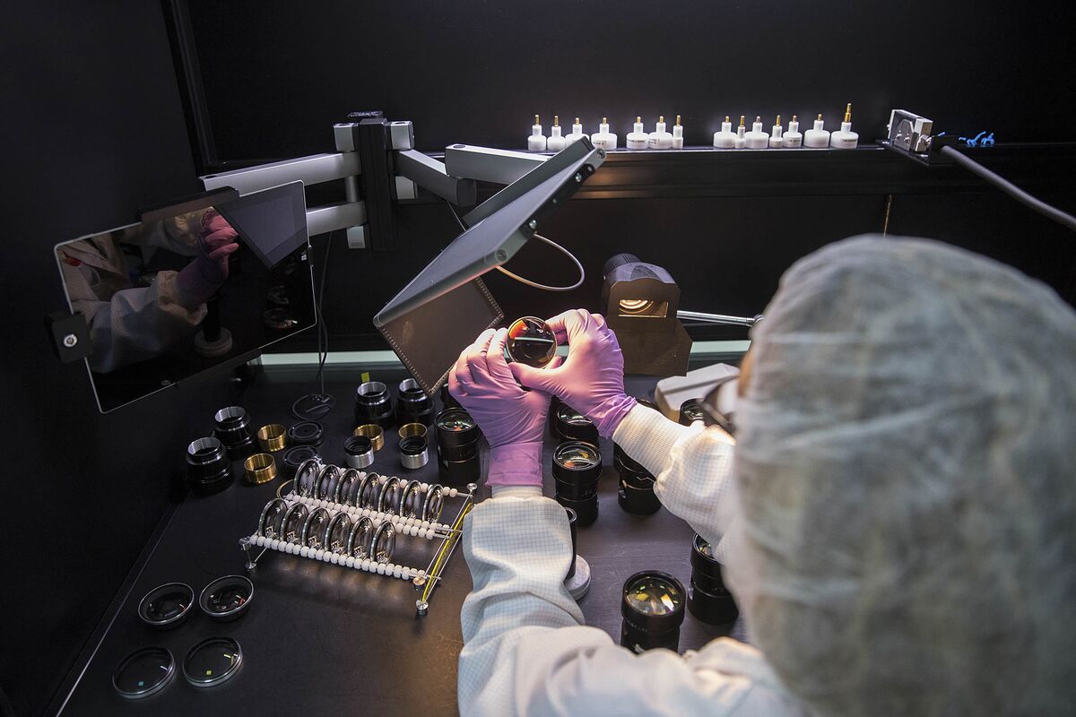 Leica Factory Tour: Where Cameras Like the M10 Are Manufactured - Bloomberg