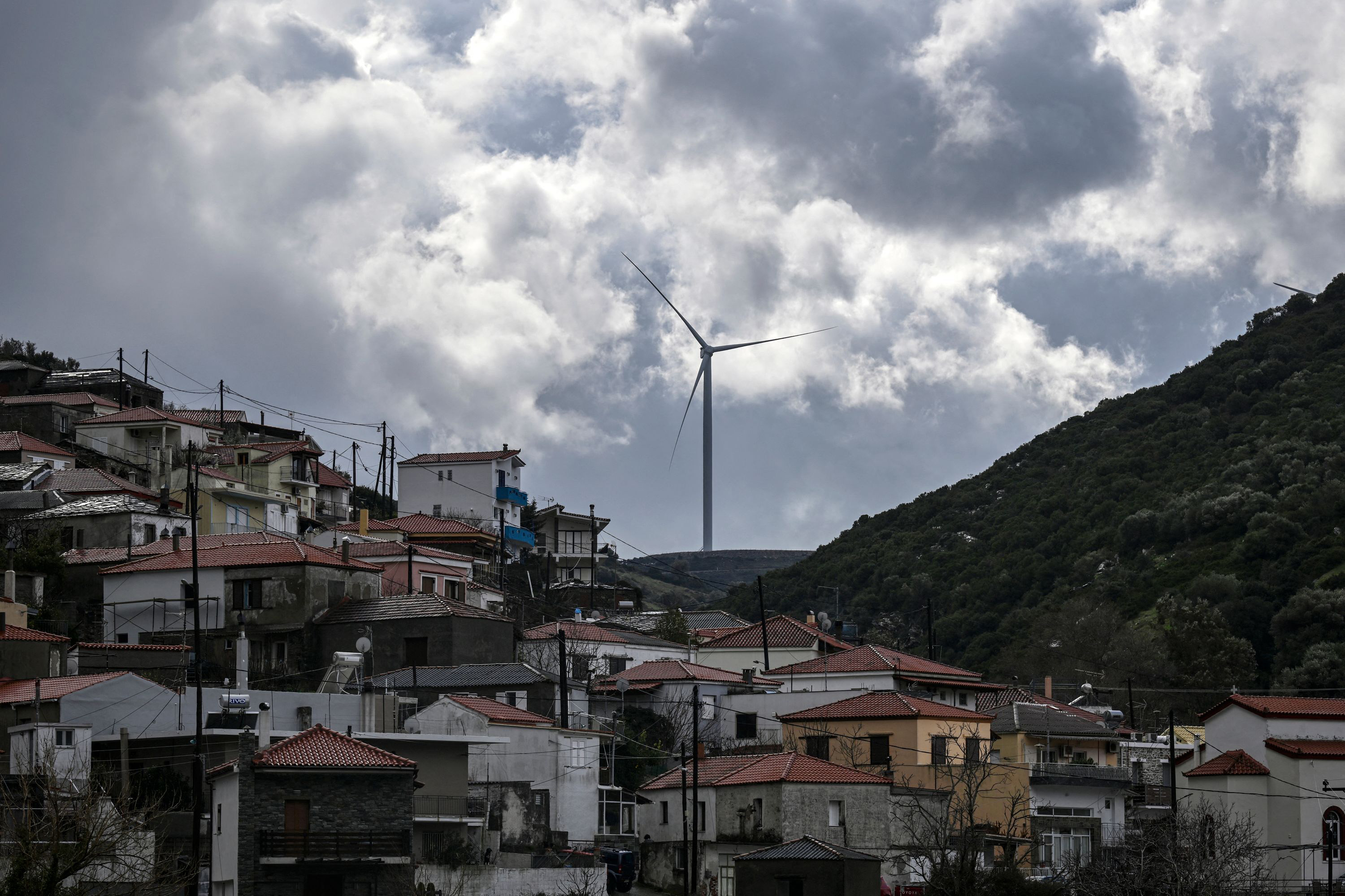 Greece Unveils Plan to Split Surging Gas Costs From Power Prices ...