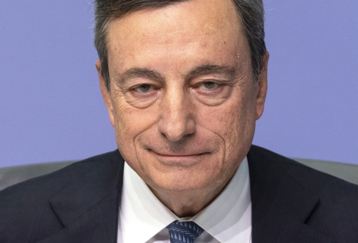 Draghi Opens Crucial ECB Week as Bond-Buying Exit Decision Nears ...