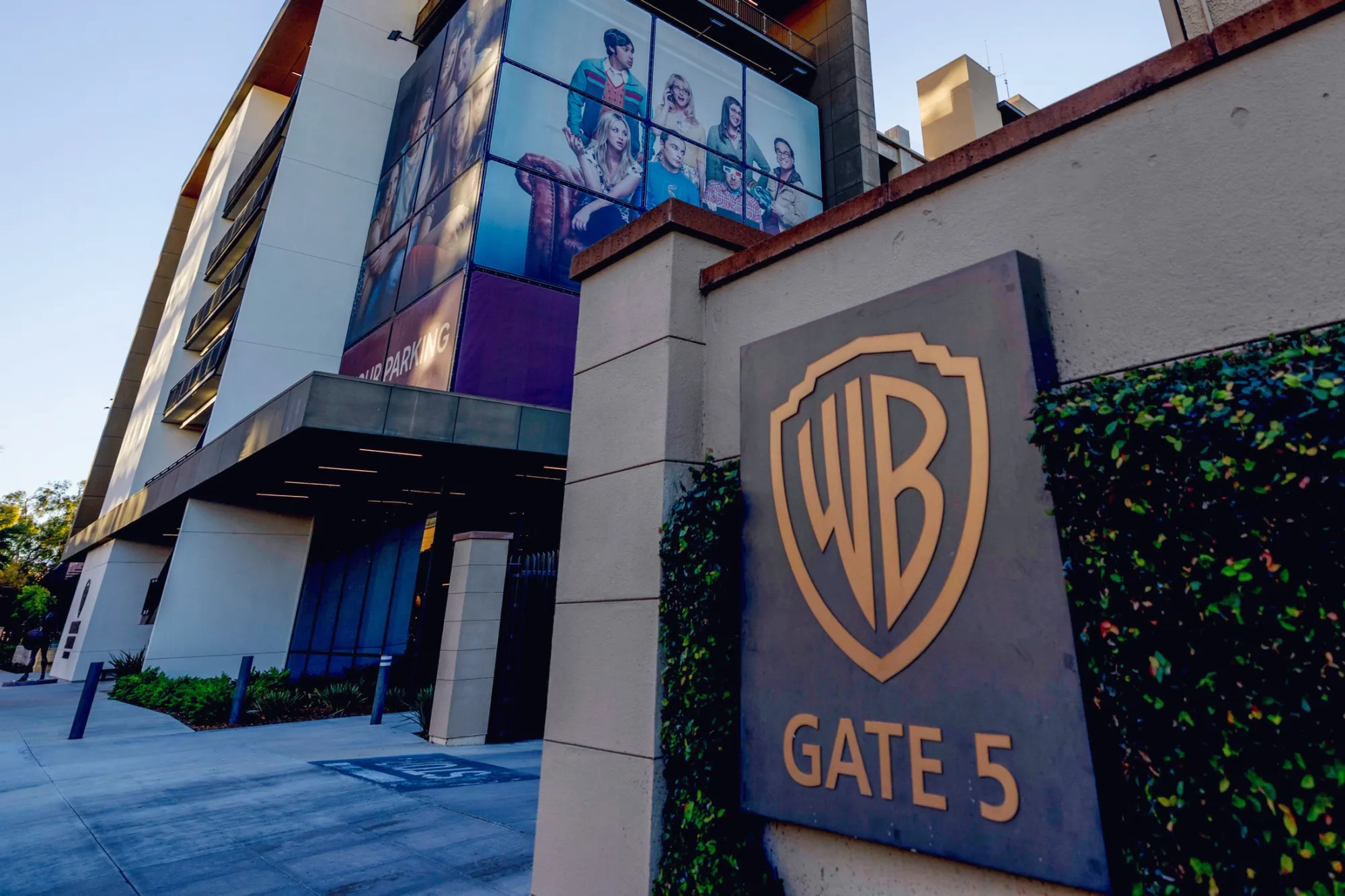 Warner Bros. Begins Exclusive Deal Talks With Netflix - Bloomberg