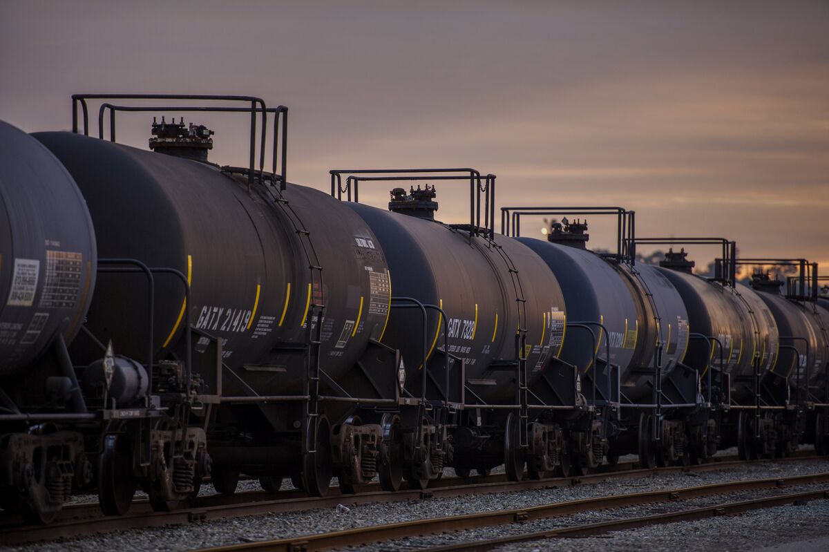 How Cheap Crude Prices Curbed America's Booming Oil Train Business ...