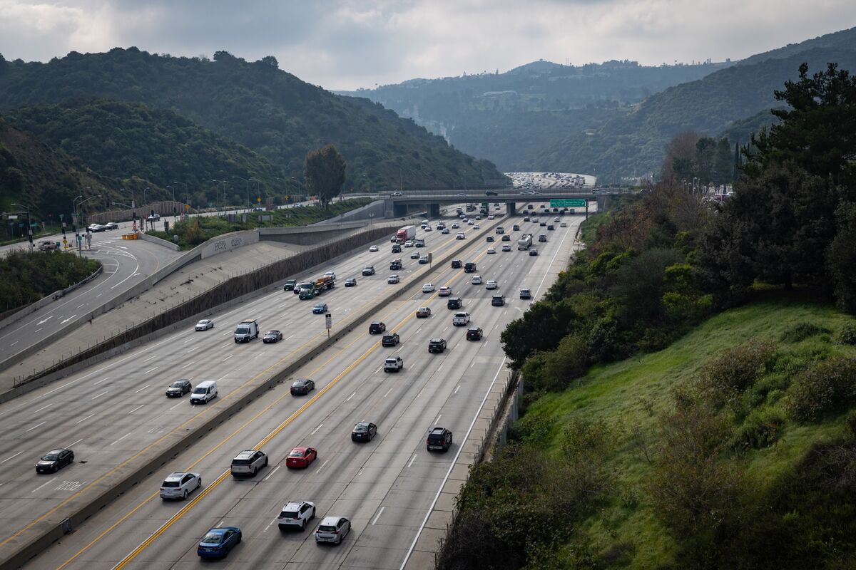 LA Aims to Beat Freeway Traffic With $25 Billion Subway Project - Bloomberg