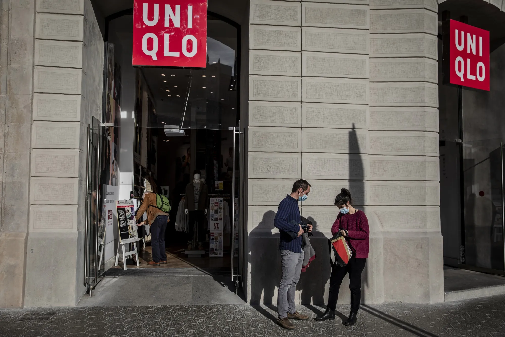 Uniqlo Owner Tops Profit Projections on Overseas Sales - Bloomberg