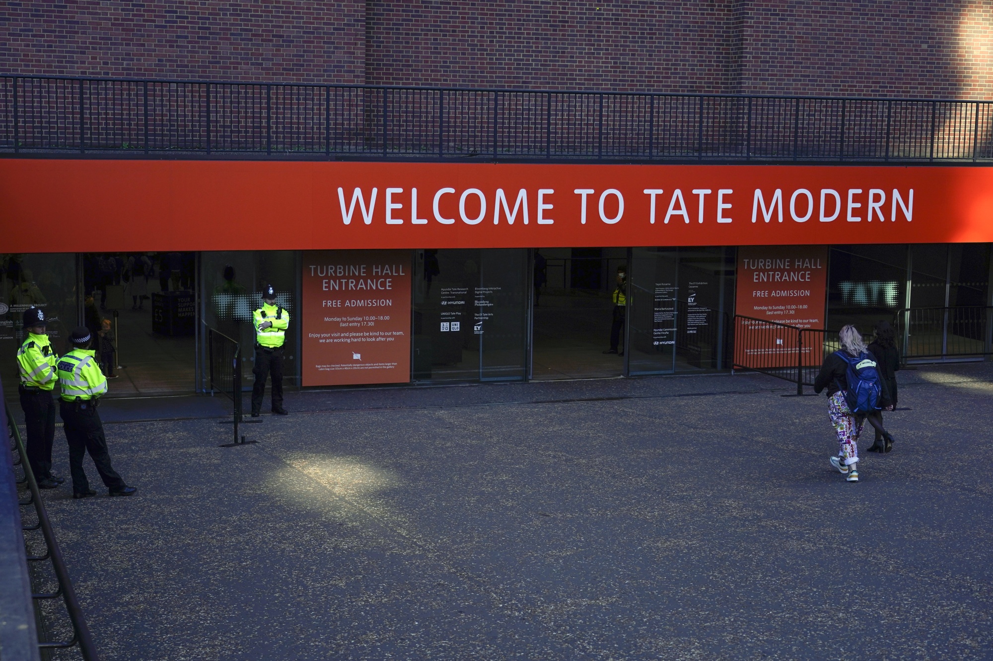 A man dies after falling from the Tate Modern art gallery in London ...