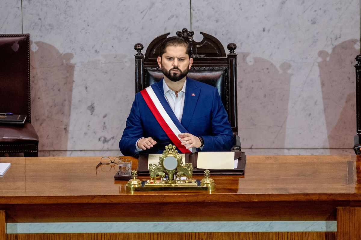 Chile President Gabriel Boric’s Approval Plunges - Bloomberg Chile President Gabriel Boric’s Approval Plunges - Bloomberg