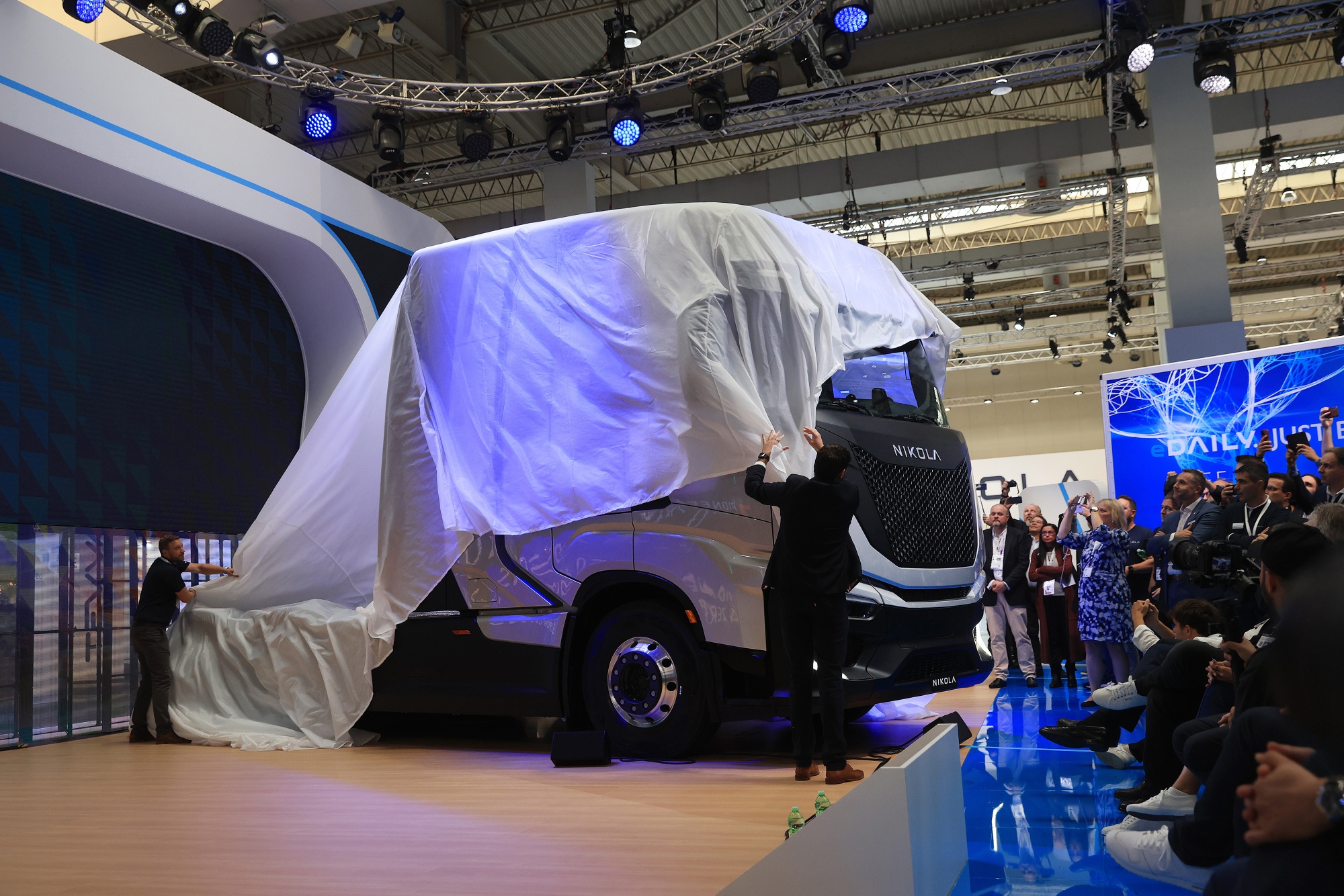 Truck Duels Kick Off With Batteries Battling Fuel Cells For Top Spot ...