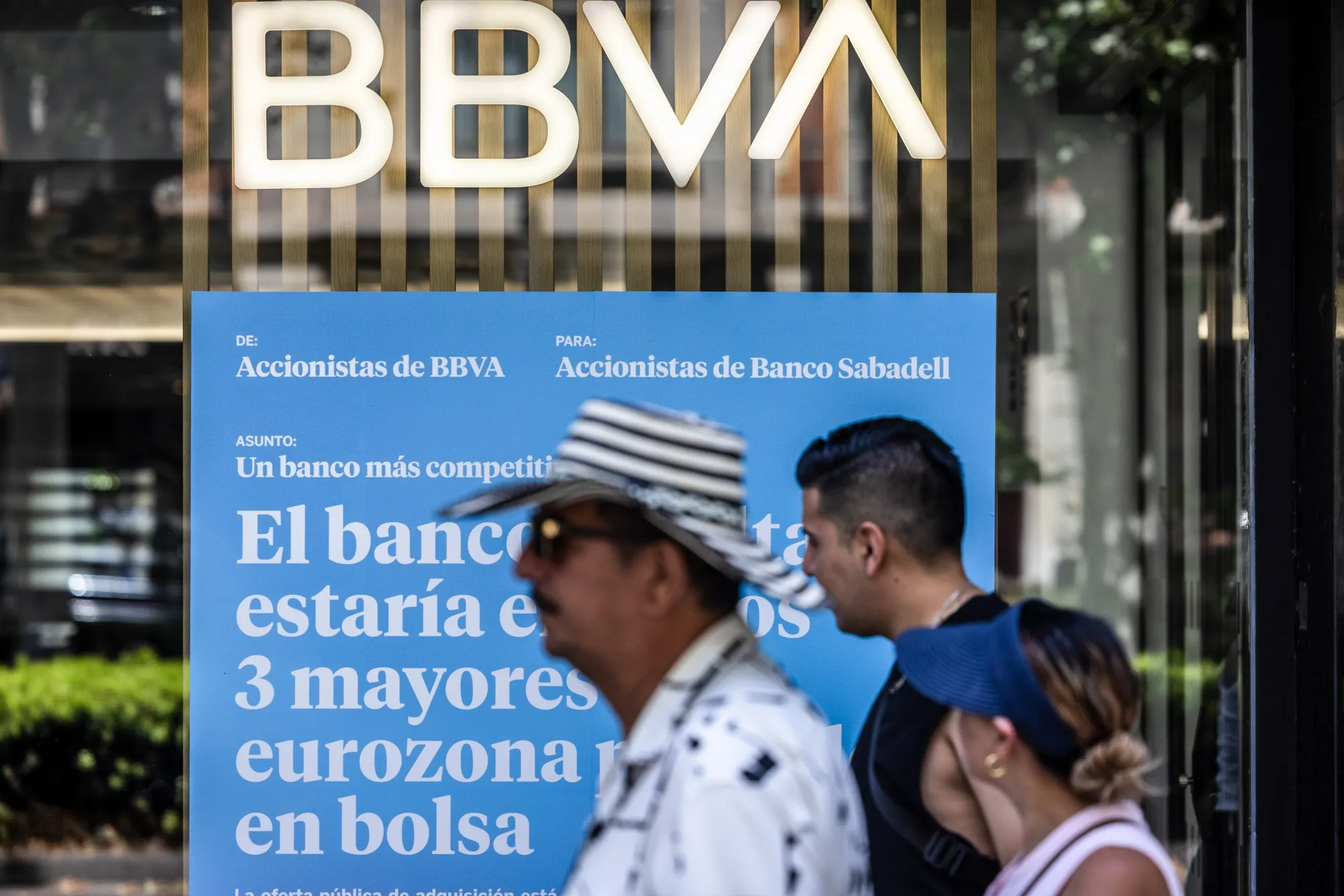 BBVA’s Sabadell Bid Divides Analysts as Spain Delays Merger - Bloomberg
