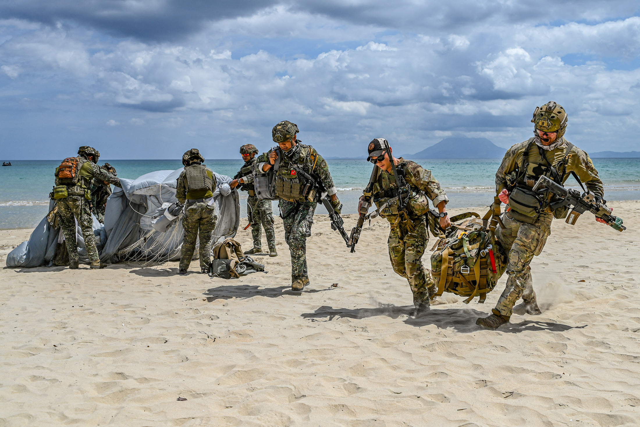China woos Philippine elites as Washington-Manila military ties grow ...