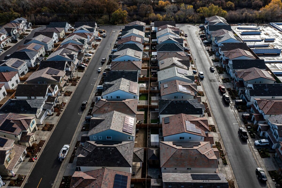 Sales of Previously-Owned US Homes Sink to Lowest Since 2010 - Bloomberg