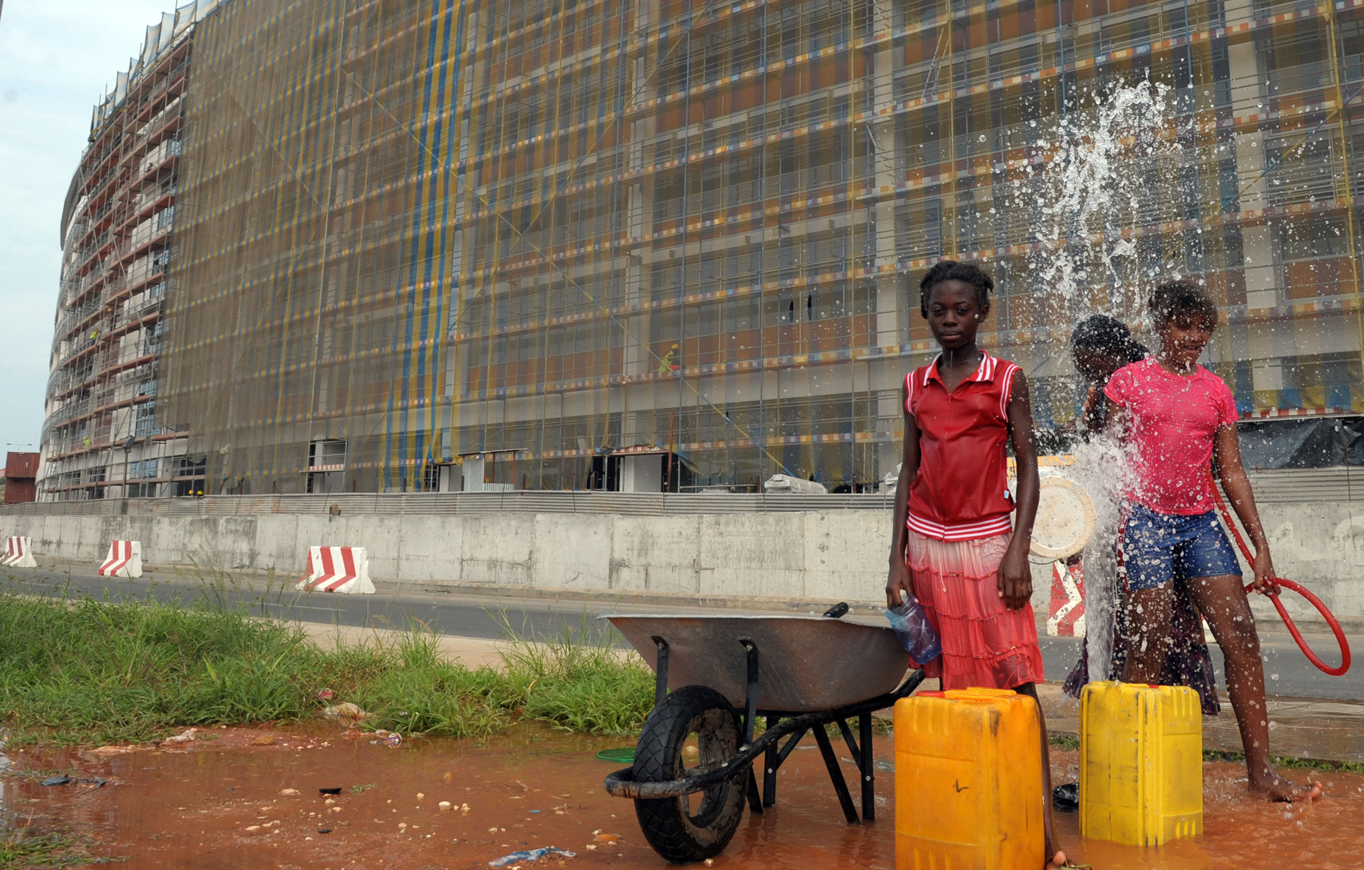 Mobile Phones Help Divine Water Supplies in Angola Slums - Bloomberg