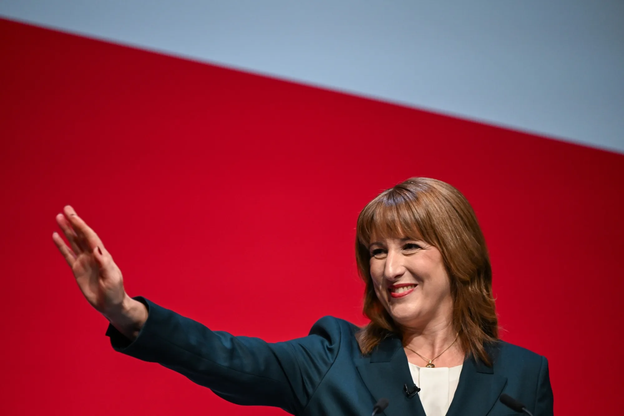 Labour’s Bid to Charm Business Ends With Confidence at New Low - Bloomberg