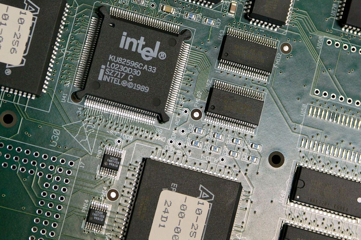 Intel Gives Bullish Outlook on Surprising Jump in PC Demand - Bloomberg