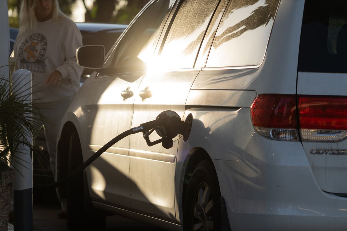 American Drivers Set for Relief at the Pump as Oil Rally Cools - Bloomberg