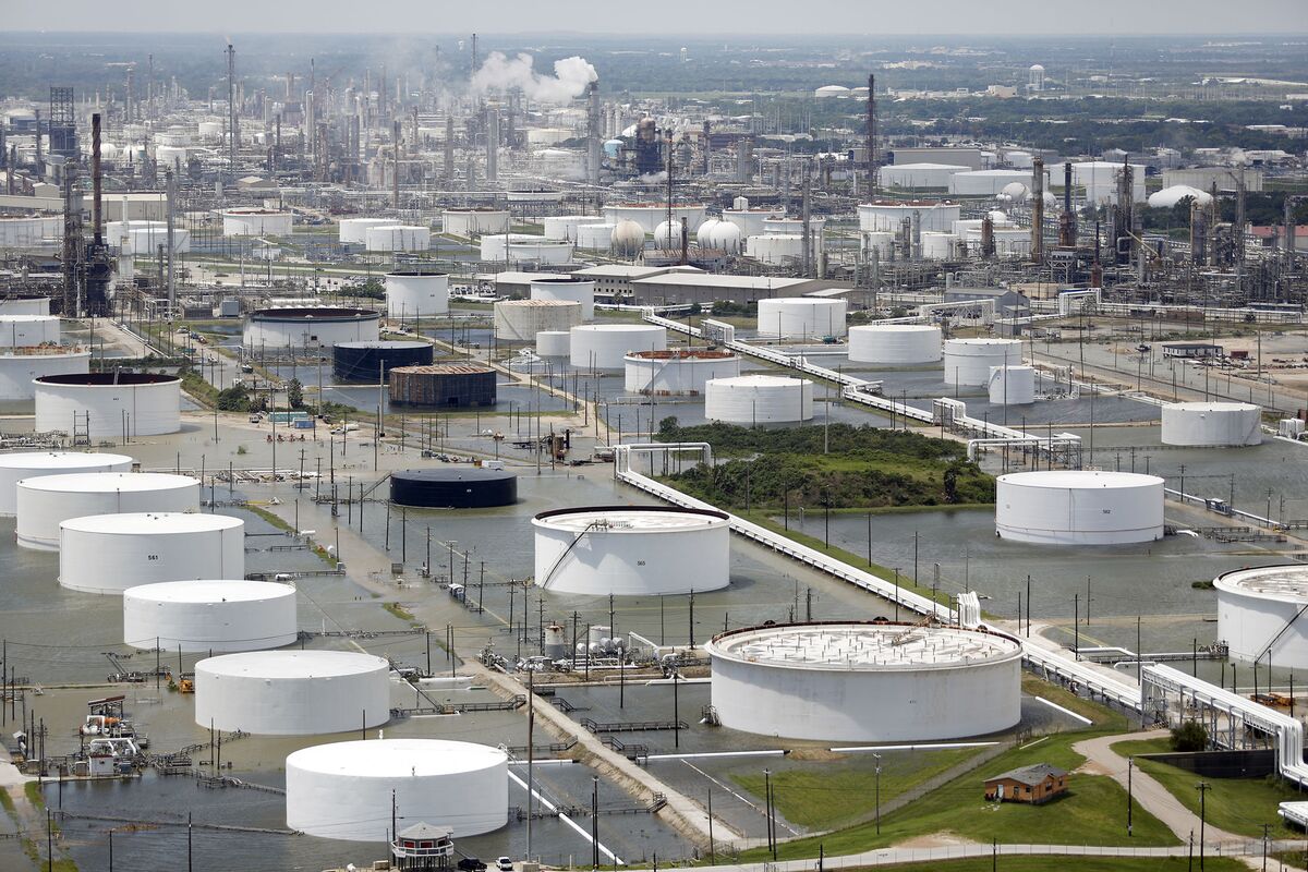 Oil Refiners Shrug Off Harvey to Rake in Fat Post-Storm Profits - Bloomberg