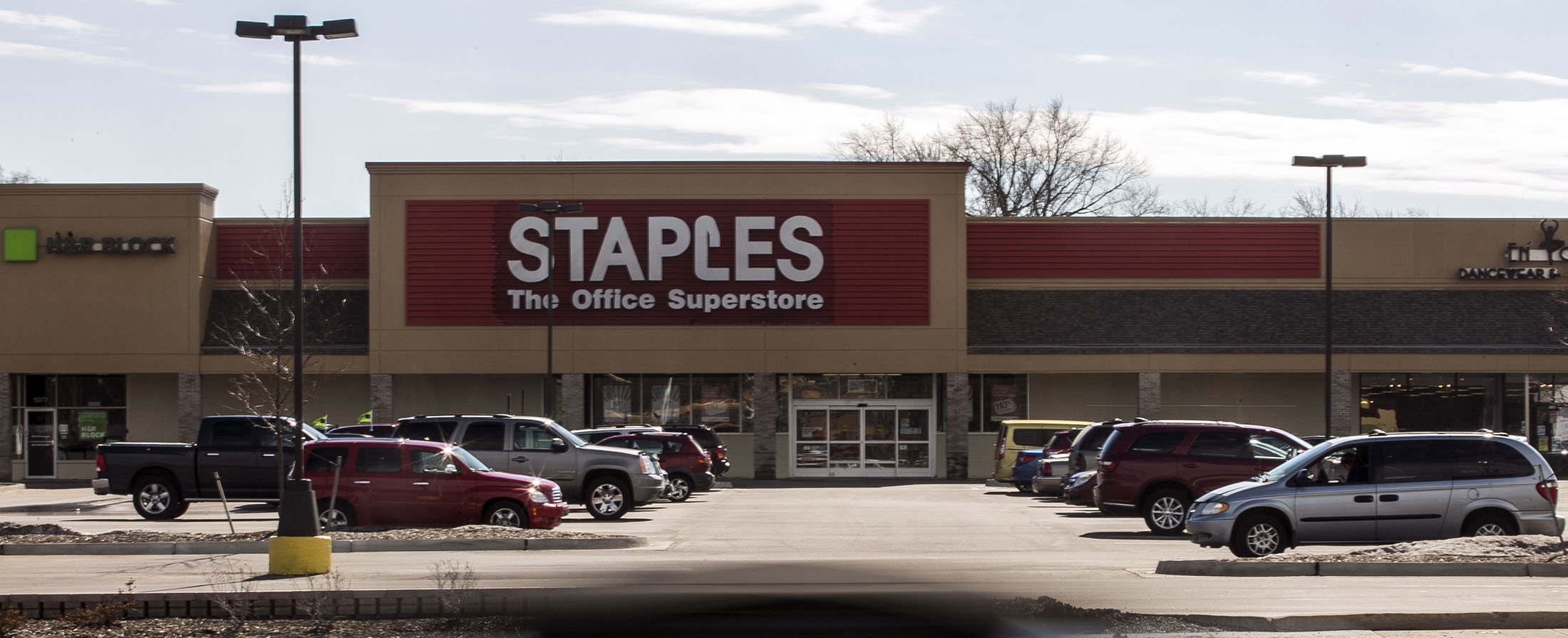 Staples Rebuffs Cerberus Offer; Sycamore Still in the Running - Bloomberg