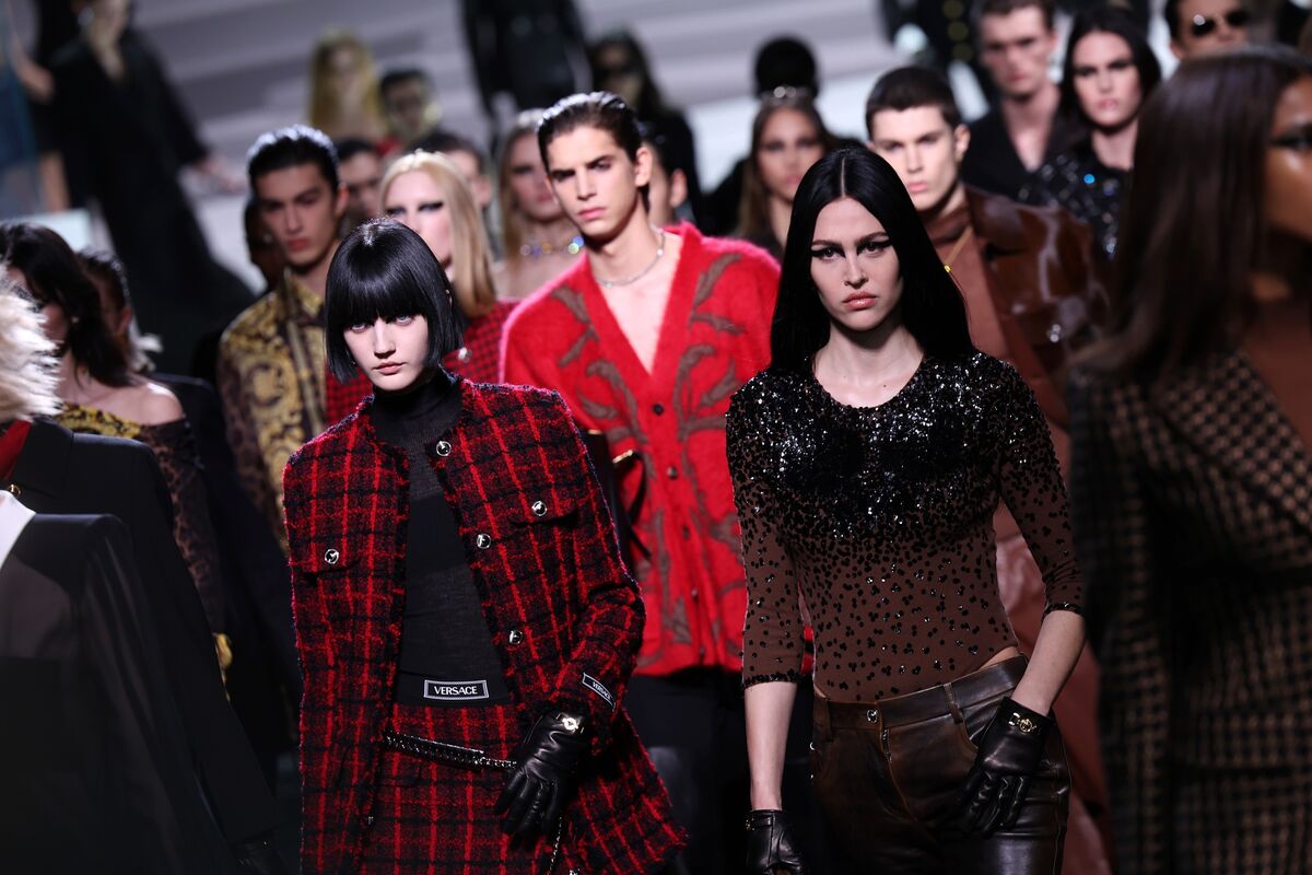 Prada Plans Exclusive Negotiations for Versace Acquisition | VT News